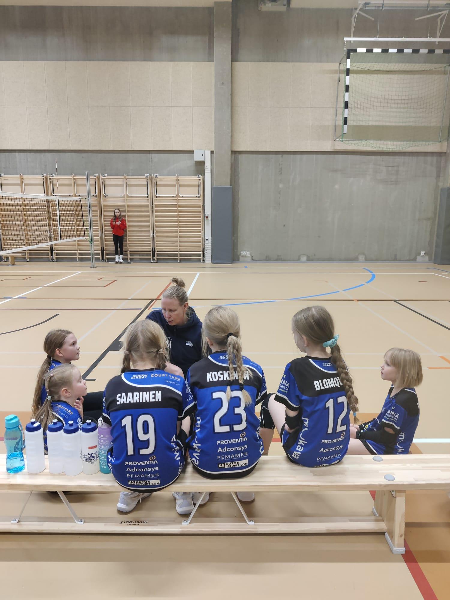 Lempo N1 avasi vierastuplan voitokkaasti, C- ja E-junnuilla turnauksia - Lempo-Volley